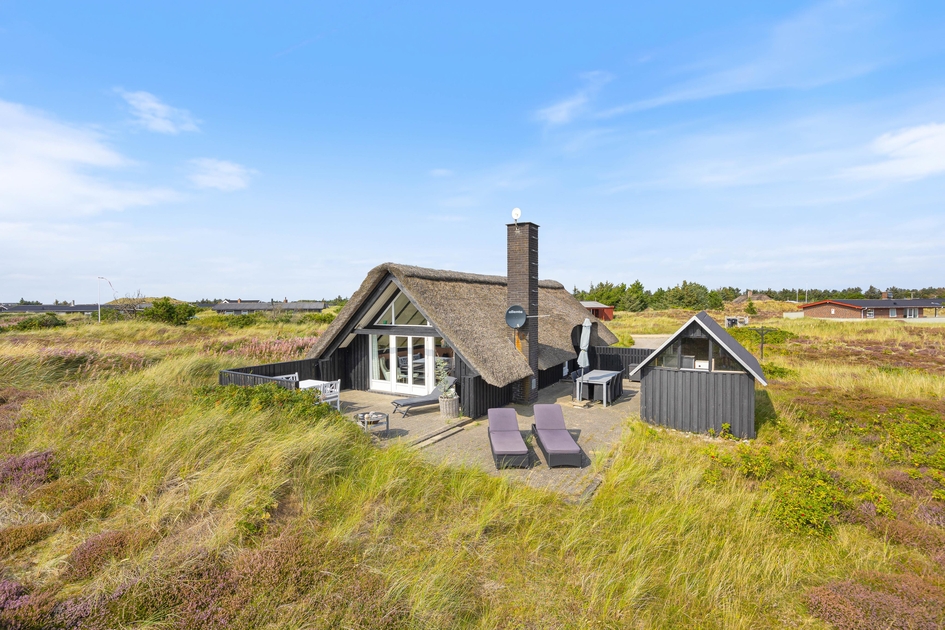Hyggeligt indrettet sommerhus med brændeovn - Klegod