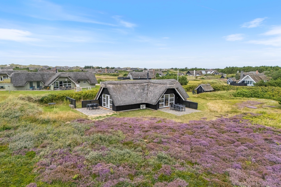 Hyggeligt sommerhus med brændeovn og udsigt til Nr. Lyngvig Fyr - Klegod